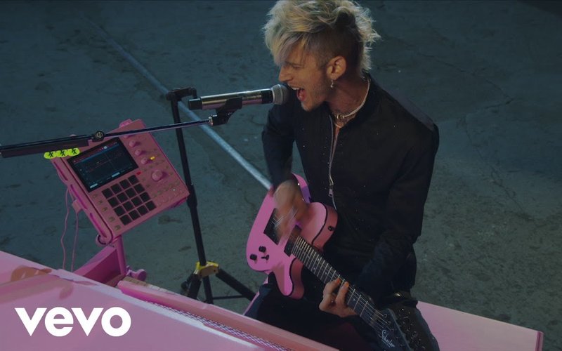 Machine Gun Kelly performs unique piano medley on Jimmy Kimmel Live ...